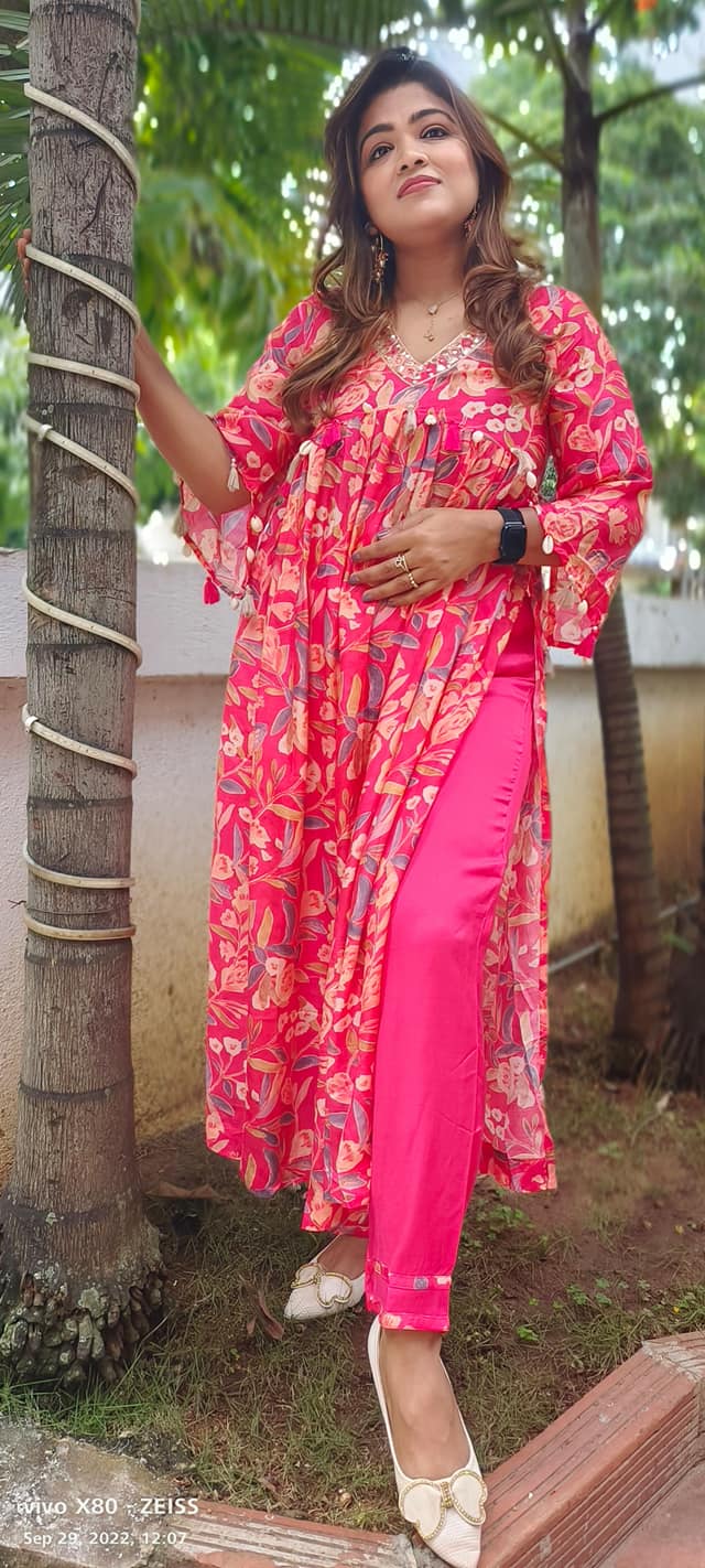 Muslin Silk Kurta with Stylish Neckline. Comes with Pants – Amitha Fashions